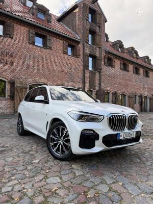 White BMW X5 2020 in Klaipeda, with an engine capacity of 3.00 L and mileage of 112 thousand km for 42850 €, photo 3 on AUTOMOTO.COM.LV