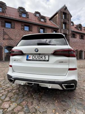 White BMW X5 2020 in Klaipeda, with an engine capacity of 3.00 L and mileage of 112 thousand km for 42850 €, photo 5 on AUTOMOTO.COM.LV