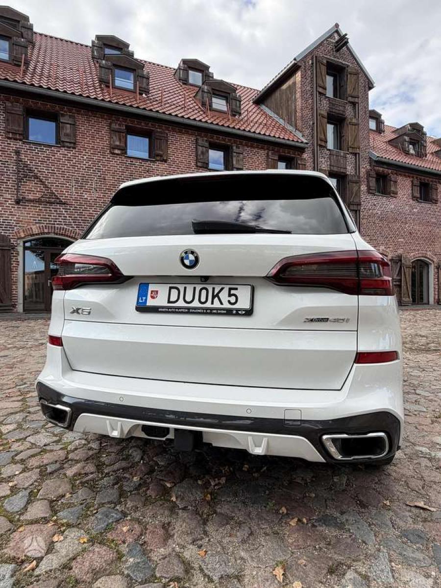 White BMW X5 2020 in Klaipeda, with an engine capacity of 3.00 L and mileage of 112 thousand km for 42850 €, photo 5 on AUTOMOTO.COM.LV