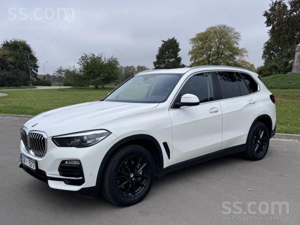 White BMW X5 2020 in Riga, with an engine capacity of 3.00 L and mileage of 0 thousand km for 35950 €, photo 1 on AUTOMOTO.COM.LV