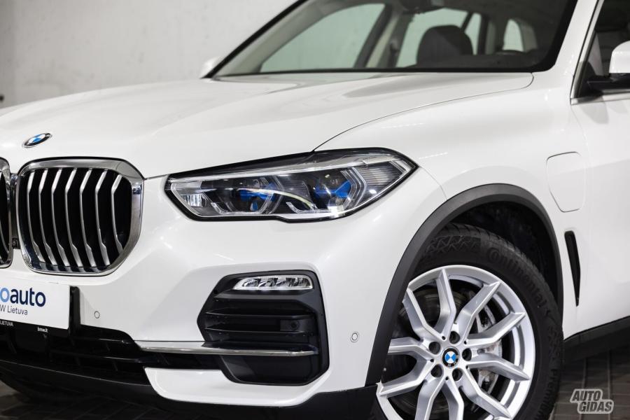 White BMW X5 2020 in Vilnius, with an engine capacity of 3.00 L and mileage of 72 thousand km for 49991 €, photo 3 on AUTOMOTO.COM.LV