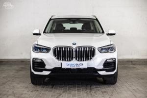 White BMW X5 2020 in Vilnius, with an engine capacity of 3.00 L and mileage of 72 thousand km for 49991 €, photo 5 on AUTOMOTO.COM.LV