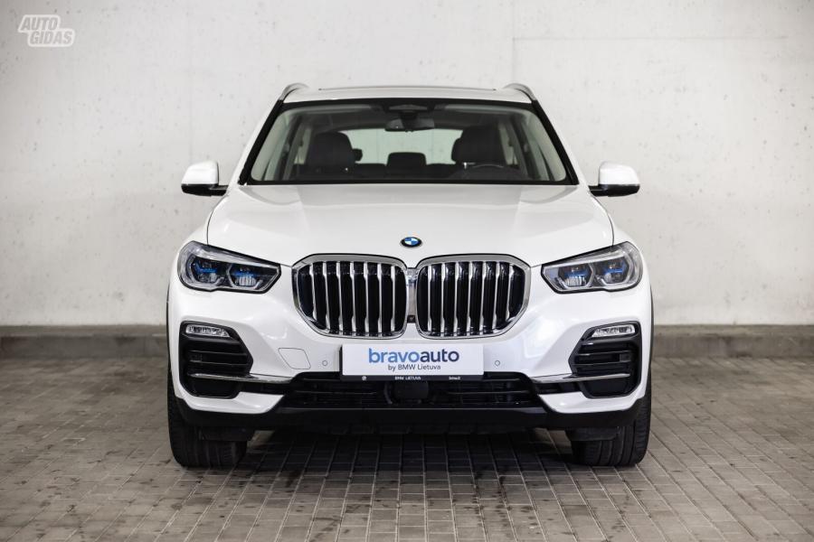White BMW X5 2020 in Vilnius, with an engine capacity of 3.00 L and mileage of 72 thousand km for 49991 €, photo 5 on AUTOMOTO.COM.LV