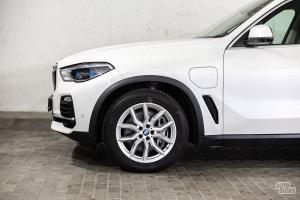 White BMW X5 2020 in Vilnius, with an engine capacity of 3.00 L and mileage of 72 thousand km for 49991 €, photo 8 on AUTOMOTO.COM.LV