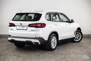 White BMW X5 2020 in Vilnius, with an engine capacity of 3.00 L and mileage of 72 thousand km for 49991 €, photo 10 on AUTOMOTO.COM.LV