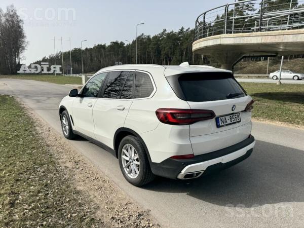 White BMW X5 2021 in Riga, with an engine capacity of 3.00 L and mileage of 83 thousand km for 43000 €, photo 2 on AUTOMOTO.COM.LV