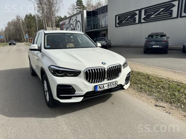 White BMW X5 2021 in Riga, with an engine capacity of 3.00 L and mileage of 83 thousand km for 43000 €, photo 3 on AUTOMOTO.COM.LV