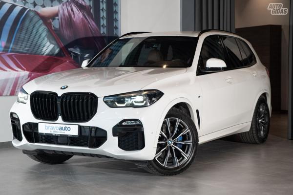 Balts BMW X5 2021 Kauņa, ar dzinēja tilpumu 3.00 L un nobraukumu 130 tūkst. km par 47784 €, foto 1 vietnē AUTOMOTO.COM.LV