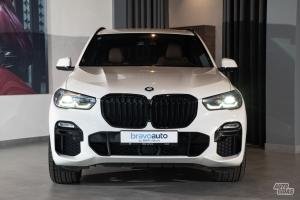 Balts BMW X5 2021 Kauņa, ar dzinēja tilpumu 3.00 L un nobraukumu 130 tūkst. km par 47784 €, foto 2 vietnē AUTOMOTO.COM.LV