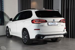 Balts BMW X5 2021 Kauņa, ar dzinēja tilpumu 3.00 L un nobraukumu 130 tūkst. km par 47784 €, foto 5 vietnē AUTOMOTO.COM.LV