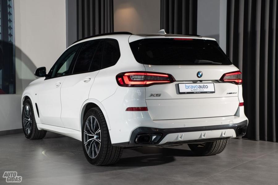 Balts BMW X5 2021 Kauņa, ar dzinēja tilpumu 3.00 L un nobraukumu 130 tūkst. km par 47784 €, foto 5 vietnē AUTOMOTO.COM.LV