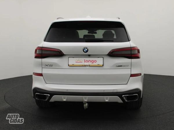 White BMW X5 2021 in Vilnius, with an engine capacity of 3.00 L and mileage of 158 thousand km for 43499 €, photo 5 on AUTOMOTO.COM.LV