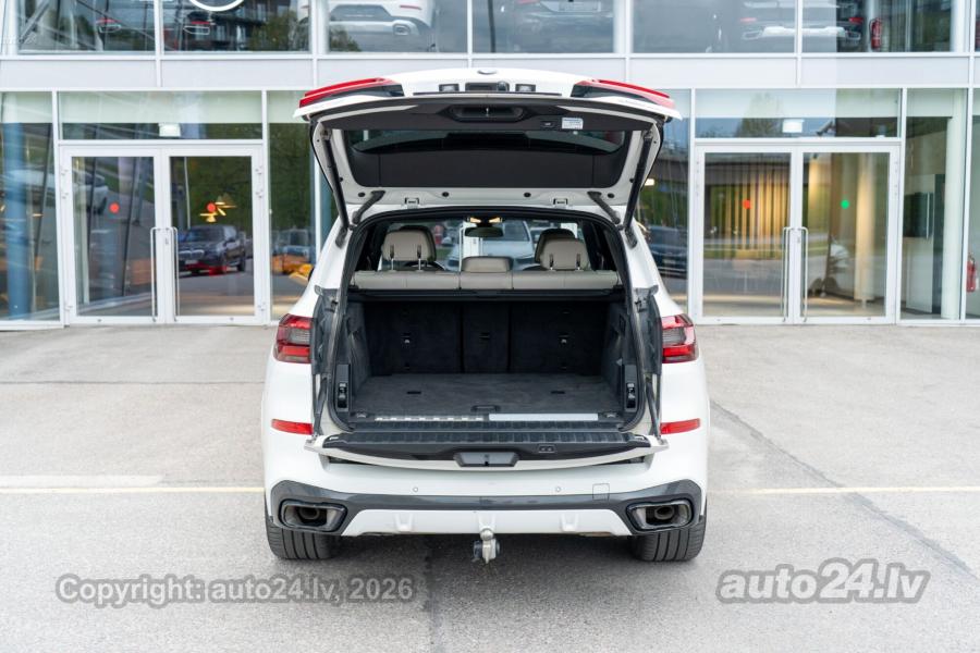 White BMW X5 2021 in Tallinn, with an engine capacity of 3.00 L and mileage of 166 thousand km for 48900 €, photo 19 on AUTOMOTO.COM.LV