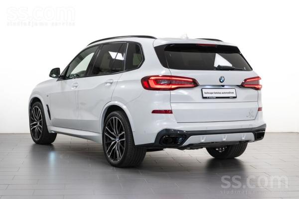 White BMW X5 2021 in Riga, with an engine capacity of 3.00 L and mileage of 104 thousand km for 49500 €, photo 3 on AUTOMOTO.COM.LV
