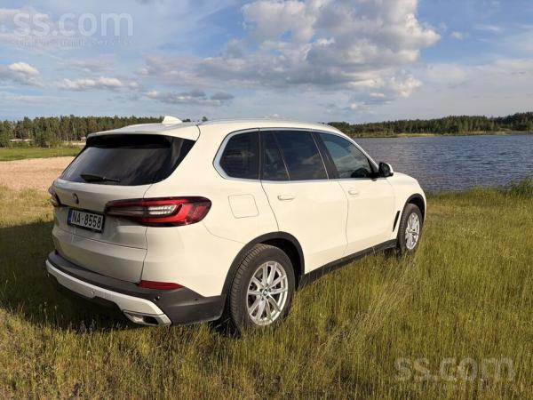 White BMW X5 2021 in Riga, with an engine capacity of 3.00 L and mileage of 94 thousand km for 42000 €, photo 4 on AUTOMOTO.COM.LV