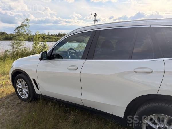 White BMW X5 2021 in Riga, with an engine capacity of 3.00 L and mileage of 94 thousand km for 42000 €, photo 6 on AUTOMOTO.COM.LV