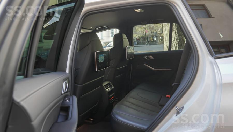 White BMW X5 2021 in Riga, with an engine capacity of 3.00 L and mileage of 120 thousand km for 46950 €, photo 9 on AUTOMOTO.COM.LV