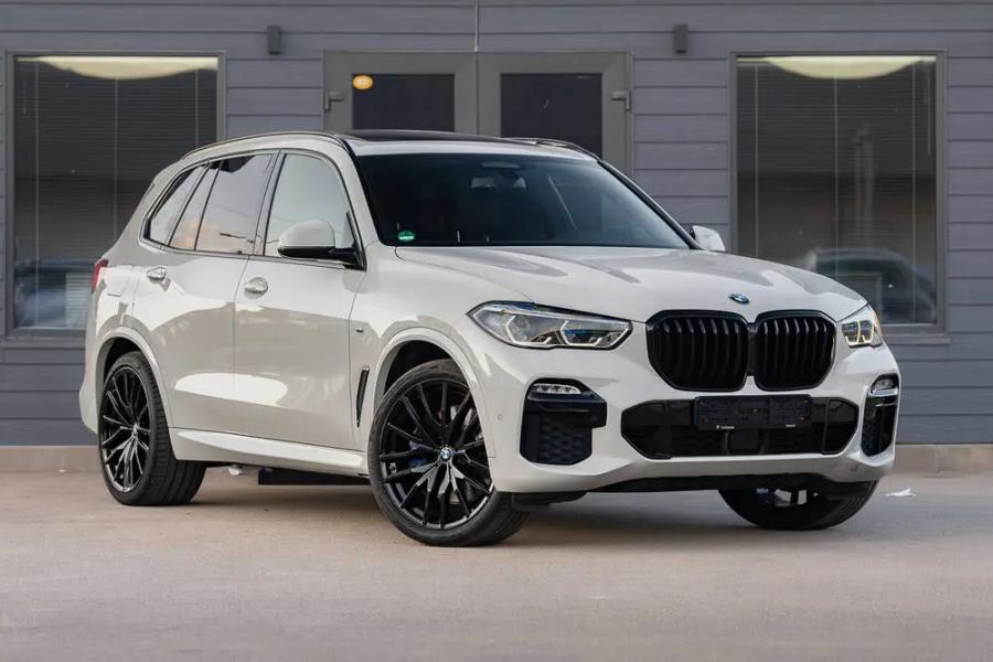 White BMW X5 2021 in Jelgava, with an engine capacity of 3.00 L and mileage of 149 thousand km for 49850 €, photo 1 on AUTOMOTO.COM.LV