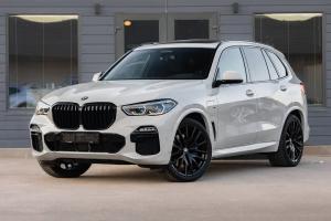 White BMW X5 2021 in Jelgava, with an engine capacity of 3.00 L and mileage of 149 thousand km for 49850 €, photo 4 on AUTOMOTO.COM.LV