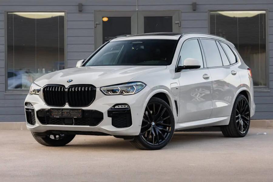 White BMW X5 2021 in Jelgava, with an engine capacity of 3.00 L and mileage of 149 thousand km for 49850 €, photo 4 on AUTOMOTO.COM.LV