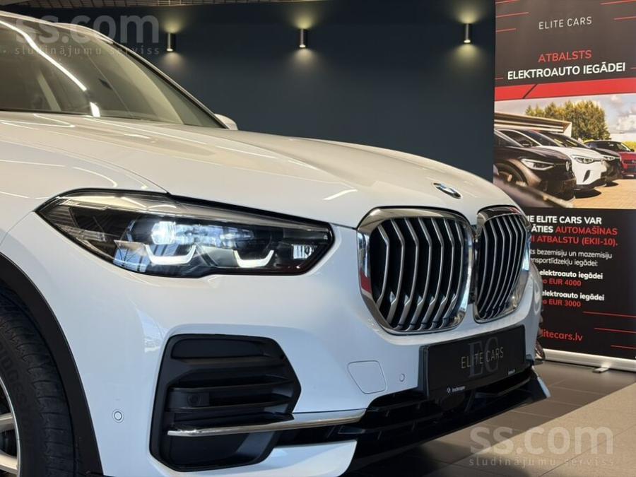 White BMW X5 2021 in Riga, with an engine capacity of 3.00 L and mileage of 94 thousand km for 40490 €, photo 5 on AUTOMOTO.COM.LV
