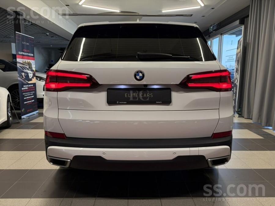 White BMW X5 2021 in Riga, with an engine capacity of 3.00 L and mileage of 94 thousand km for 40490 €, photo 8 on AUTOMOTO.COM.LV