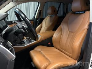 White BMW X5 2021 in Riga, with an engine capacity of 3.00 L and mileage of 94 thousand km for 40490 €, photo 13 on AUTOMOTO.COM.LV