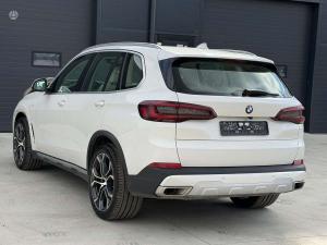 White BMW X5 2021 in Kaunas, with an engine capacity of 3.00 L and mileage of 117 thousand km for 29650 €, photo  on AUTOMOTO.COM.LV