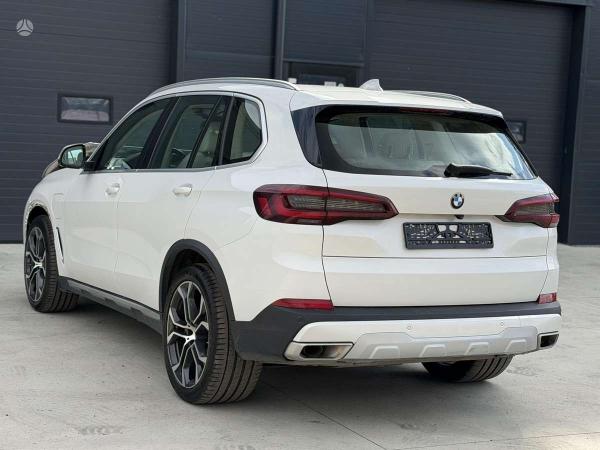 Balts BMW X5 2021 Kauņa, ar dzinēja tilpumu 3.00 L un nobraukumu 117 tūkst. km par 29650 €, foto 1 vietnē AUTOMOTO.COM.LV
