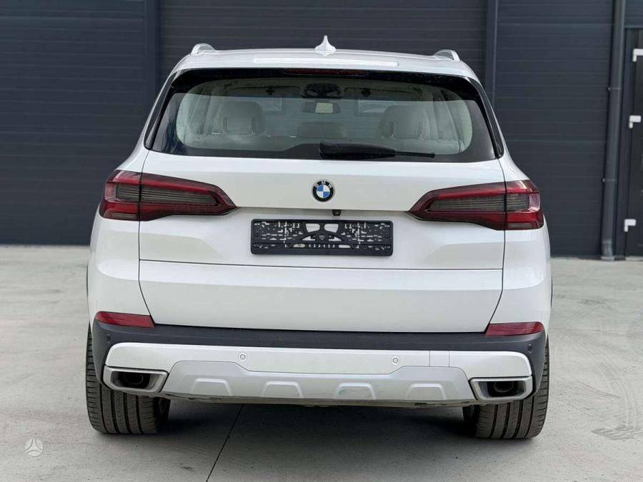 White BMW X5 2021 in Kaunas, with an engine capacity of 3.00 L and mileage of 117 thousand km for 29650 €, photo 5 on AUTOMOTO.COM.LV