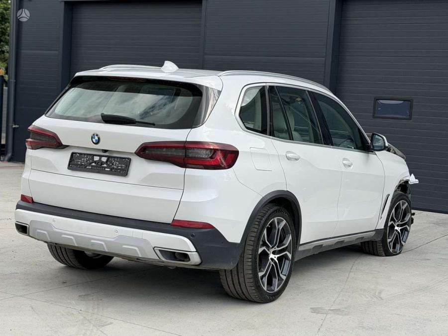 White BMW X5 2021 in Kaunas, with an engine capacity of 3.00 L and mileage of 117 thousand km for 29650 €, photo 6 on AUTOMOTO.COM.LV