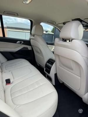 White BMW X5 2021 in Kaunas, with an engine capacity of 3.00 L and mileage of 117 thousand km for 29650 €, photo 9 on AUTOMOTO.COM.LV