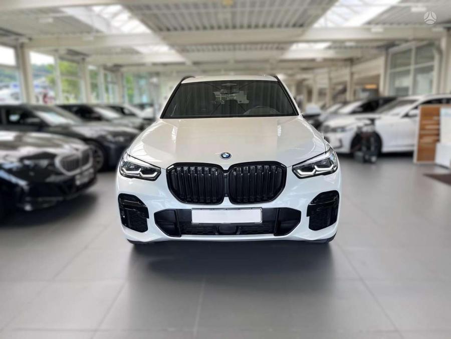 White BMW X5 2022 in Vilnius, with an engine capacity of 3.00 L and mileage of 101 thousand km for 52500 €, photo 1 on AUTOMOTO.COM.LV