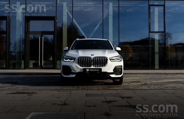 White BMW X5 2022 in Riga, with an engine capacity of 3.00 L and mileage of 0 thousand km for 46000 €, photo 3 on AUTOMOTO.COM.LV