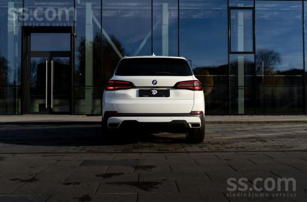 White BMW X5 2022 in Riga, with an engine capacity of 3.00 L and mileage of 0 thousand km for 46000 €, photo 5 on AUTOMOTO.COM.LV
