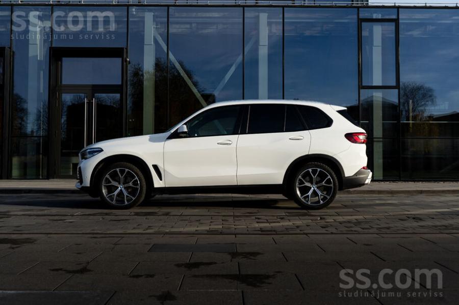 White BMW X5 2022 in Riga, with an engine capacity of 3.00 L and mileage of 0 thousand km for 46000 €, photo 8 on AUTOMOTO.COM.LV
