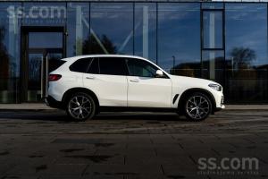 White BMW X5 2022 in Riga, with an engine capacity of 3.00 L and mileage of 0 thousand km for 46000 €, photo 9 on AUTOMOTO.COM.LV