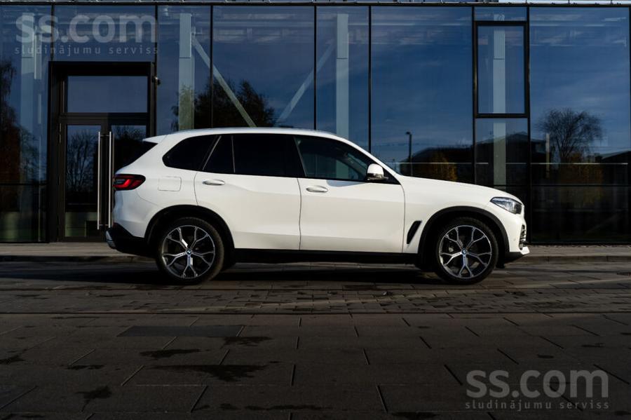 White BMW X5 2022 in Riga, with an engine capacity of 3.00 L and mileage of 0 thousand km for 46000 €, photo 9 on AUTOMOTO.COM.LV