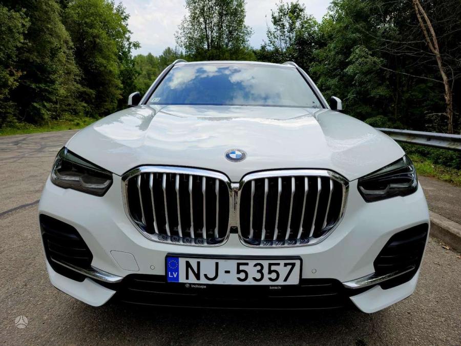White BMW X5 2022 in Riga, with an engine capacity of 2.99 L and mileage of 50 thousand km for 52000 €, photo 2 on AUTOMOTO.COM.LV