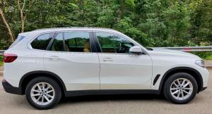 White BMW X5 2022 in Riga, with an engine capacity of 2.99 L and mileage of 50 thousand km for 52000 €, photo 6 on AUTOMOTO.COM.LV