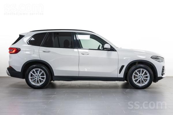 White BMW X5 2022 in Riga, with an engine capacity of 3.00 L and mileage of 120 thousand km for 43900 €, photo 8 on AUTOMOTO.COM.LV
