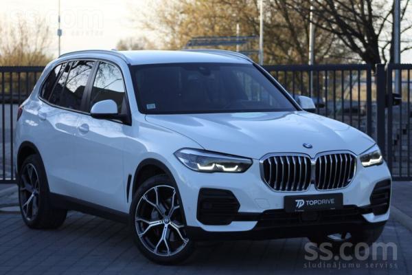 White BMW X5 2022 in Riga, with an engine capacity of 3.00 L and mileage of 98 thousand km for 44700 €, photo 1 on AUTOMOTO.COM.LV