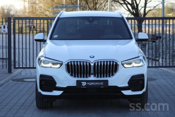 White BMW X5 2022 in Riga, with an engine capacity of 3.00 L and mileage of 98 thousand km for 44700 €, photo 2 on AUTOMOTO.COM.LV