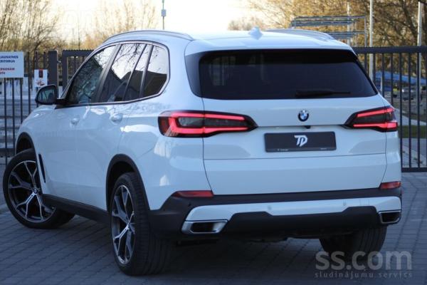 White BMW X5 2022 in Riga, with an engine capacity of 3.00 L and mileage of 98 thousand km for 44700 €, photo 4 on AUTOMOTO.COM.LV