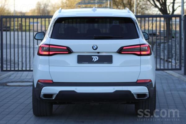 White BMW X5 2022 in Riga, with an engine capacity of 3.00 L and mileage of 98 thousand km for 44700 €, photo 5 on AUTOMOTO.COM.LV