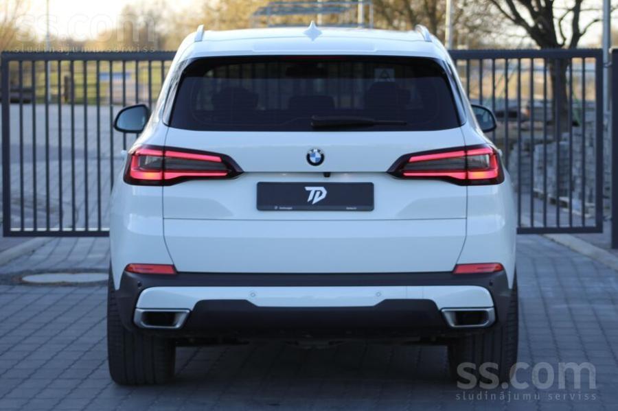 White BMW X5 2022 in Riga, with an engine capacity of 3.00 L and mileage of 98 thousand km for 44700 €, photo 6 on AUTOMOTO.COM.LV