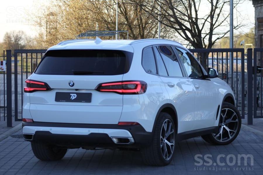 White BMW X5 2022 in Riga, with an engine capacity of 3.00 L and mileage of 98 thousand km for 44700 €, photo 7 on AUTOMOTO.COM.LV