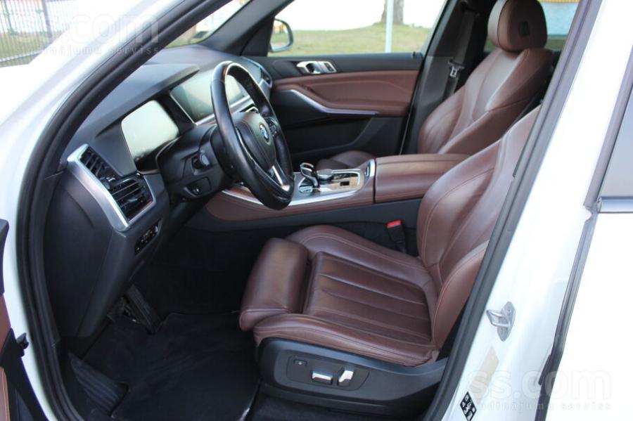 White BMW X5 2022 in Riga, with an engine capacity of 3.00 L and mileage of 98 thousand km for 44700 €, photo 8 on AUTOMOTO.COM.LV
