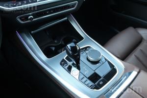 White BMW X5 2022 in Riga, with an engine capacity of 3.00 L and mileage of 98 thousand km for 44700 €, photo 17 on AUTOMOTO.COM.LV