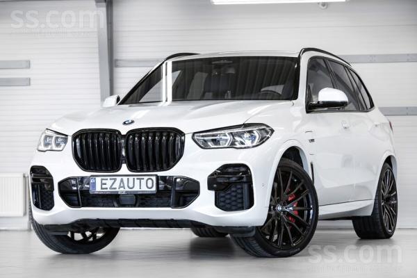 White BMW X5 2022 in Tukums, with an engine capacity of 3.00 L and mileage of 0 thousand km for 55777 €, photo 1 on AUTOMOTO.COM.LV